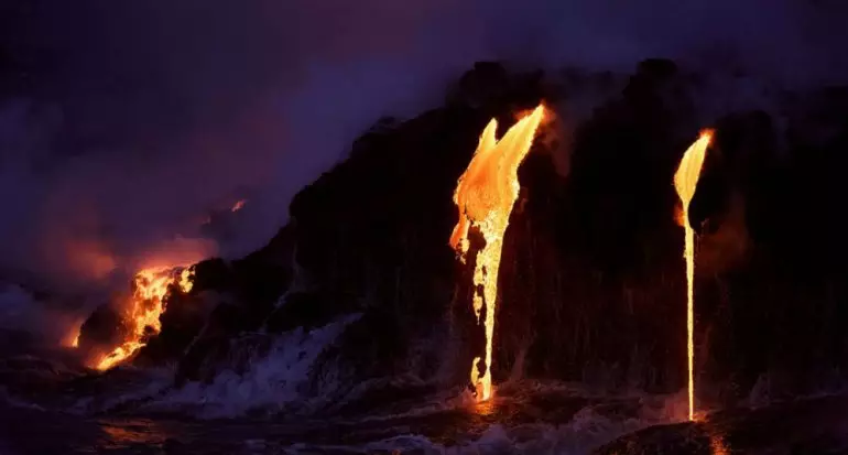 Foto ndị dị egwu nke lava sitere na ugwu mgbawa nke Kilauea