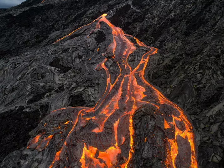 Foto ndị dị egwu nke lava sitere na ugwu mgbawa nke Kilauea 10092_4