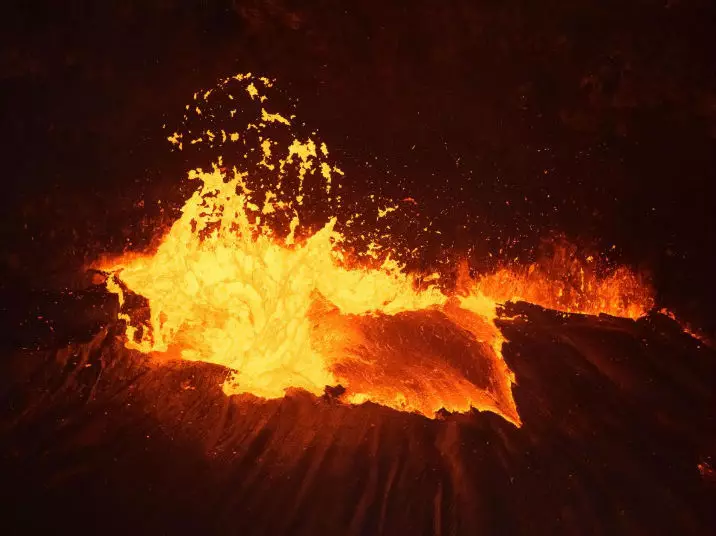 Foto ndị dị egwu nke lava sitere na ugwu mgbawa nke Kilauea 10092_5