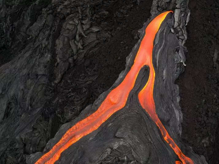 Foto ndị dị egwu nke lava sitere na ugwu mgbawa nke Kilauea 10092_6