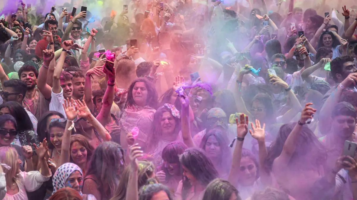 Pessoas celebrando o festival de cores