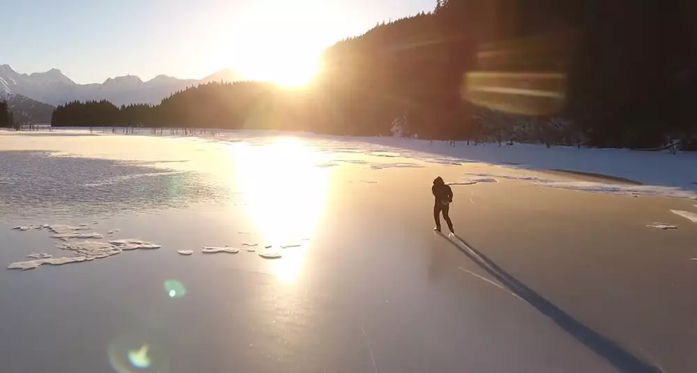 Skating among icebergs, an extraordinary winter adventure 10129_2