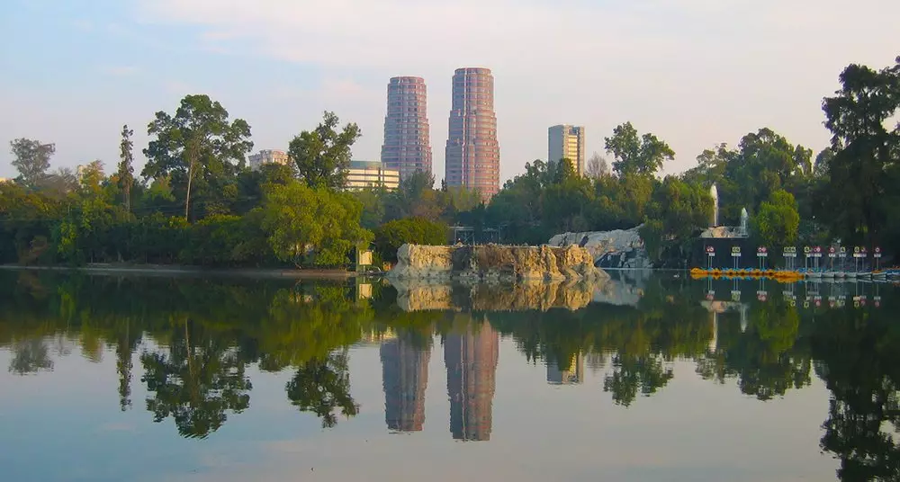 Adakah anda tahu negara mana yang sesuai hampir 3 kali di Hutan Chapultepec?