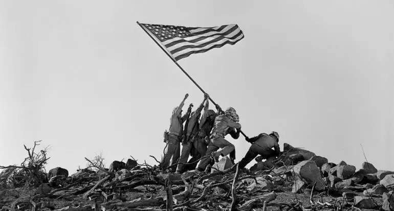 Menaikkan bendera Iwo Jima