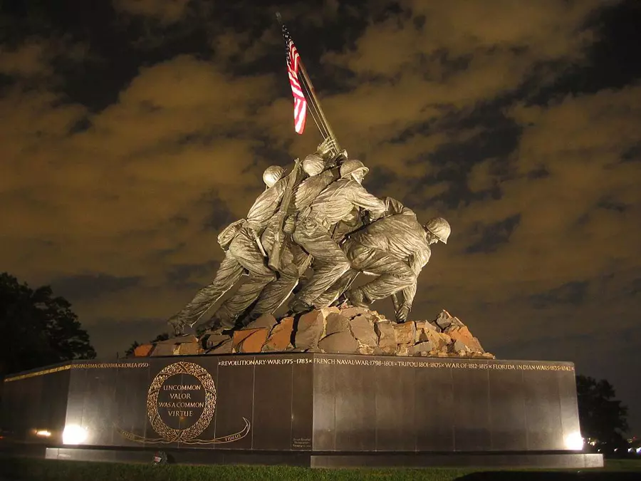 Menaikkan bendera Iwo Jima 10489_2