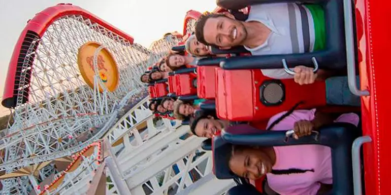 Incredicoaster Amerikāņu kalniņi Disneja Kalifornijas piedzīvojums