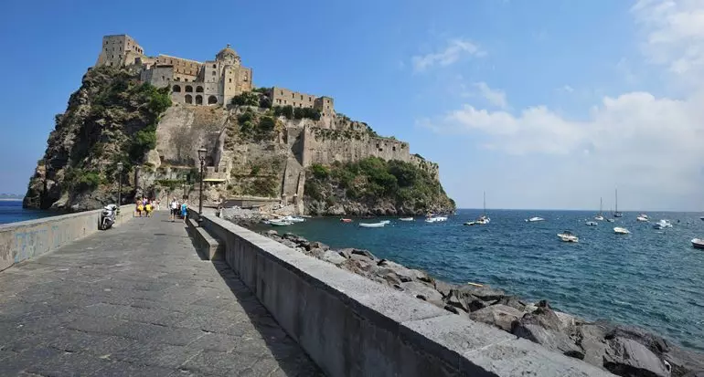 Ischia: ການຍ່າງປ່າແລະຫາດຊາຍ