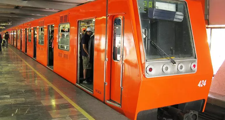 The Mexico City subway muka karaoke a