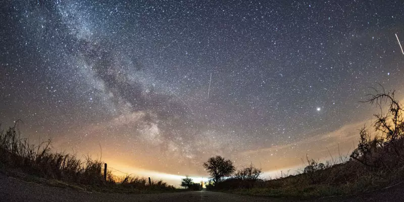 meteor shawa na Lyrids Afrilu