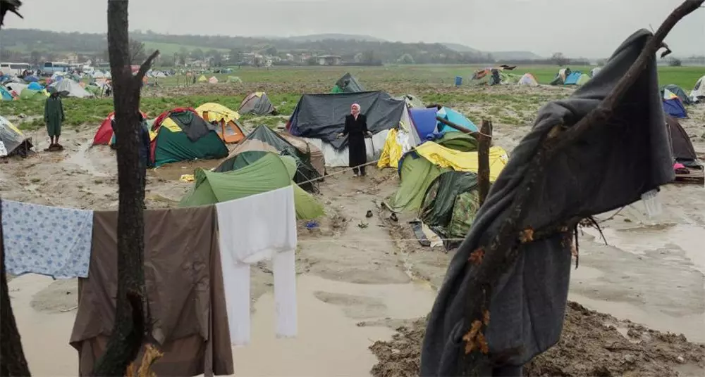 Foto di migranti bloccati al confine