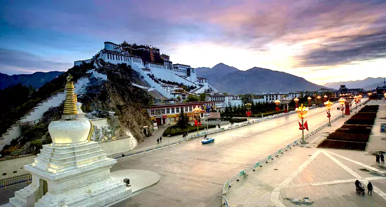 L'imponent Palau del Dalai Lama obre les portes a turistes