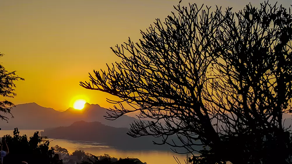 gunung suci Gunung Phu Si Laos