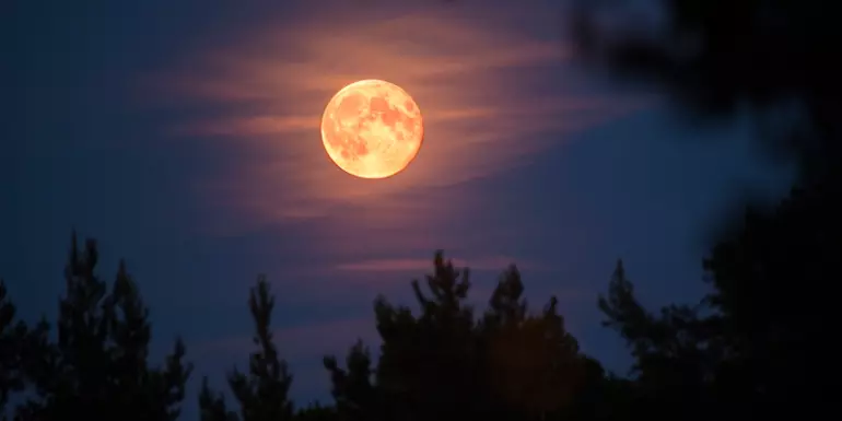 Strawberry Moon luna plina Luna plina iunie