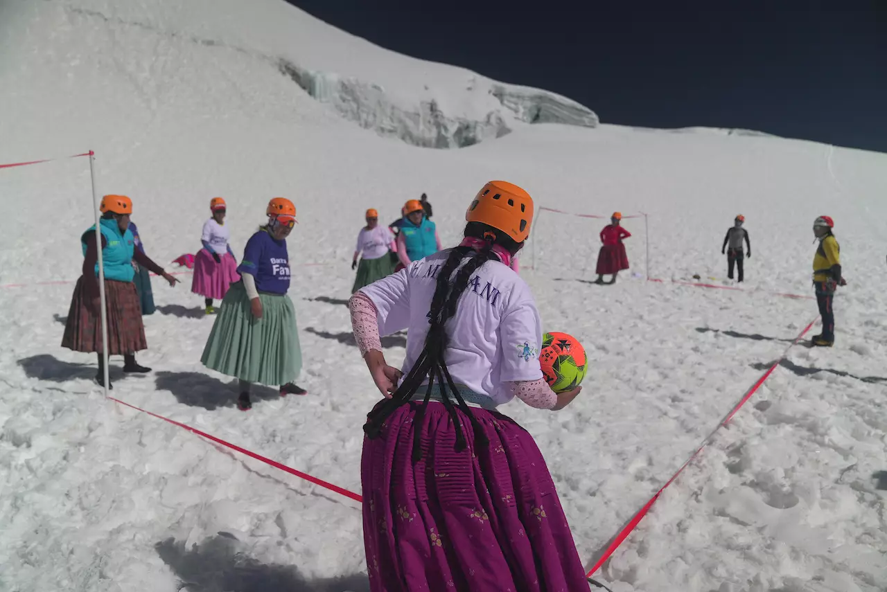 Hulle is die Aymara-vroue wat bergklim met oorspronklike kleredrag beoefen