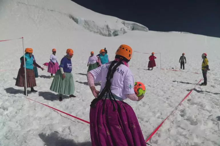 Mereka adalah para wanita Aymara yang berlatih mendaki gunung dengan pakaian asli 125_1