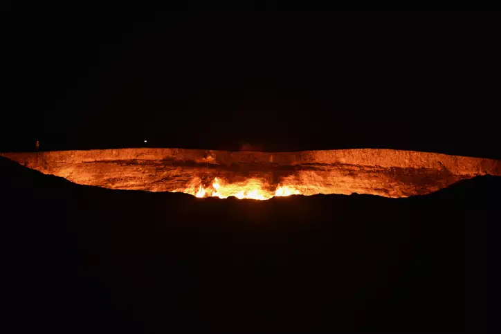 Portat e ferrit të kraterit të gazit Darvaza