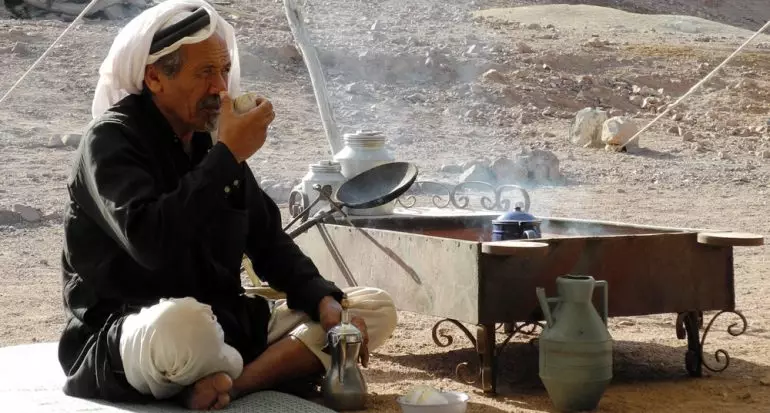 Pran kafe ak Bedouin yo nan lòt bò larivyè Jouden