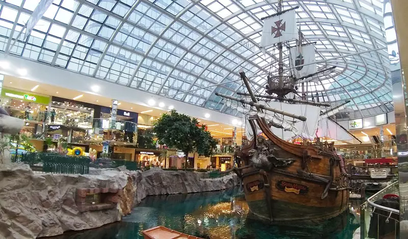 West Edmonton Mall Alberta Canada ticarət mərkəzi