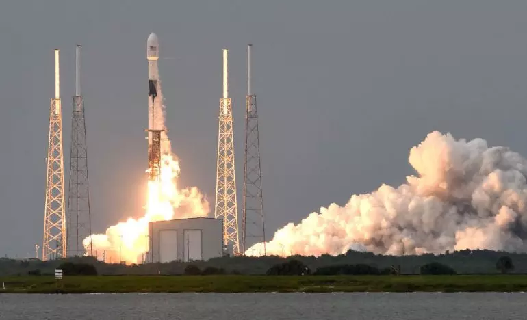 I-SpaceX Falcon 9