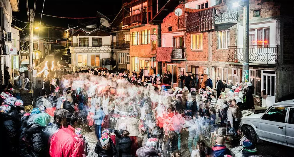 Eles começam com a cama na rua: fotos de um casamento muçulmano 1361_2