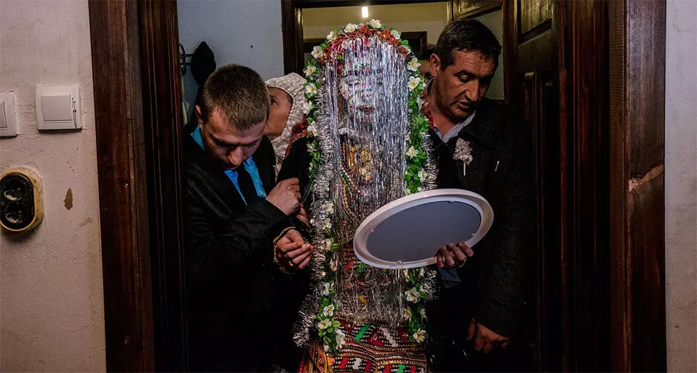 Eles começam com a cama na rua: fotos de um casamento muçulmano 1361_6