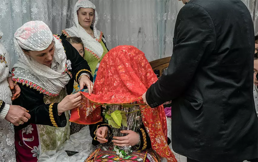 Eles começam com a cama na rua: fotos de um casamento muçulmano 1361_7