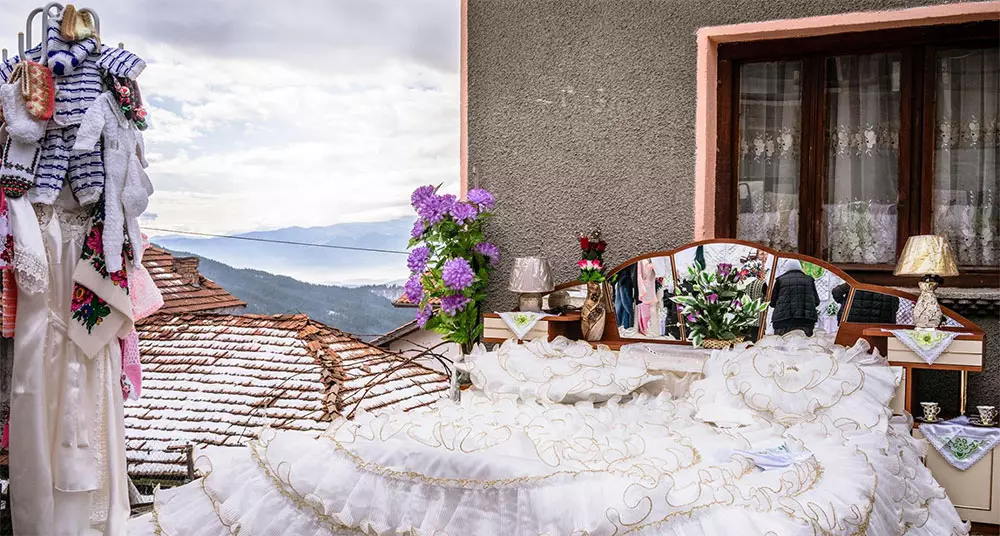 Eles começam com a cama na rua: fotos de um casamento muçulmano 1361_9