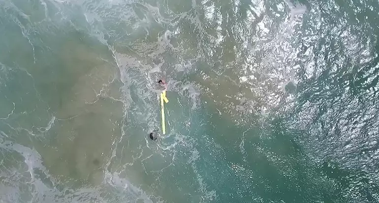 De redder livet til to surfere takket være en drone