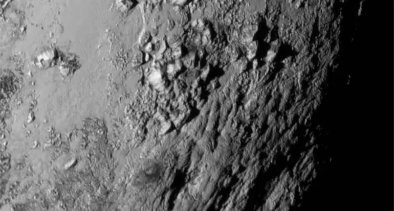 Nije ûntdekking: Pluto's izige bergen