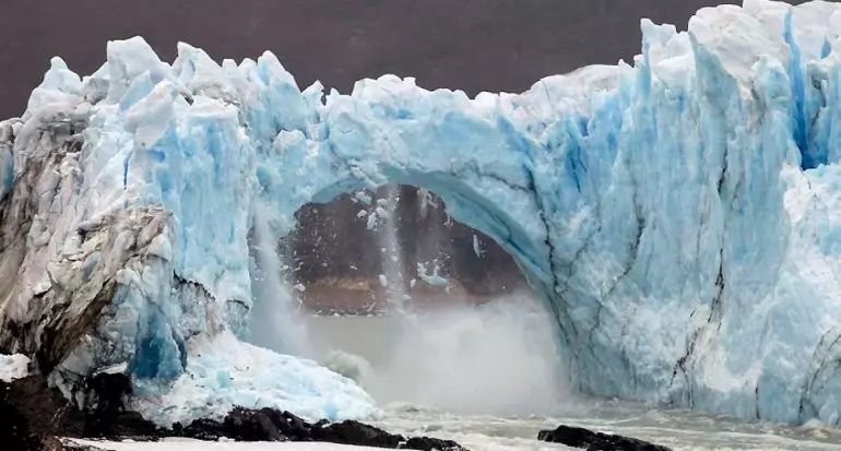 Àkwà mmiri ice nke Perito Moreno Glacier dara