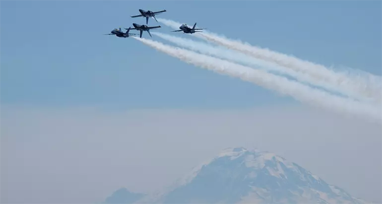 Yuav ua li cas lub dav hlau contrails generated?