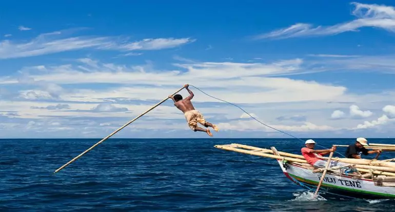 Guhiga hamwe na dolphine muri Aziya no mu Burayi bw'Amajyaruguru