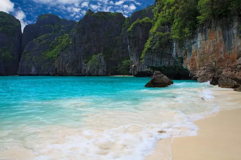 Maya Bay Thailand oo buux dhaafiyay dalxiisayaasha