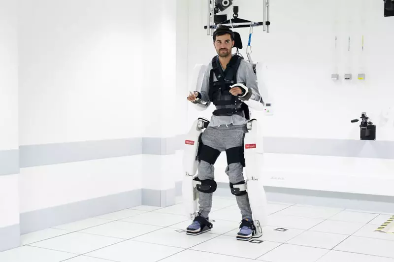 இளம் quadriplegic exoskeleton