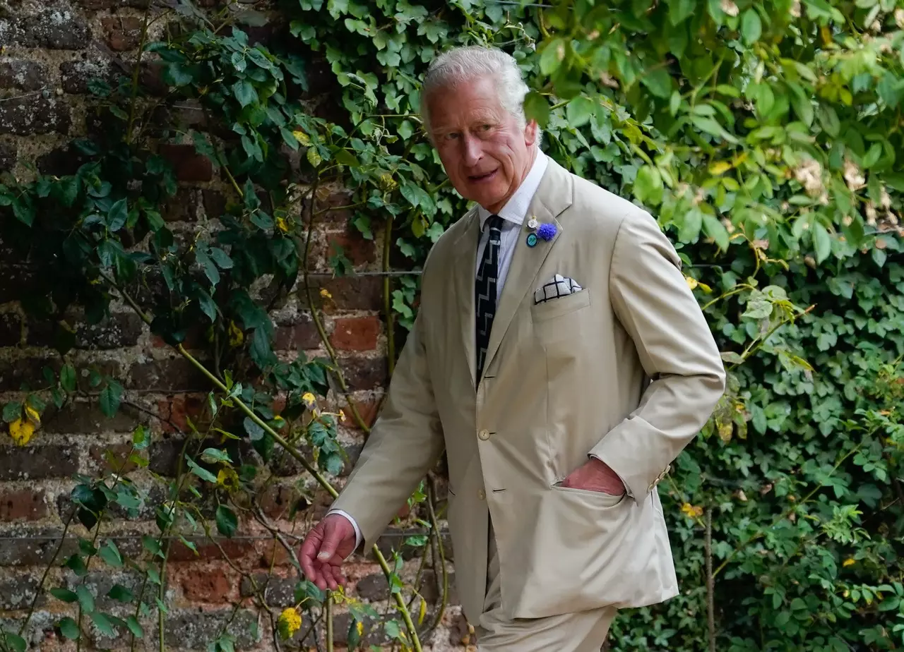 Charles III op engem Besuch zu Cockington Geriichtshaff. / Andrew Matthews-WPA Pool, Getty Biller