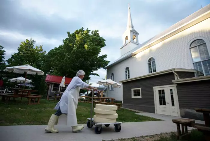 In North America they transform churches into theaters and gyms 1801_4