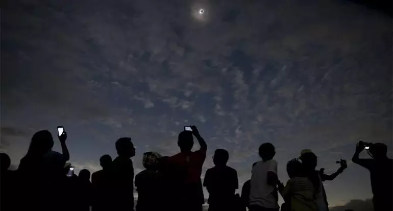 ในกรณีที่คุณพลาด: ภาพถ่ายที่น่าประทับใจของสุริยุปราคาหายาก