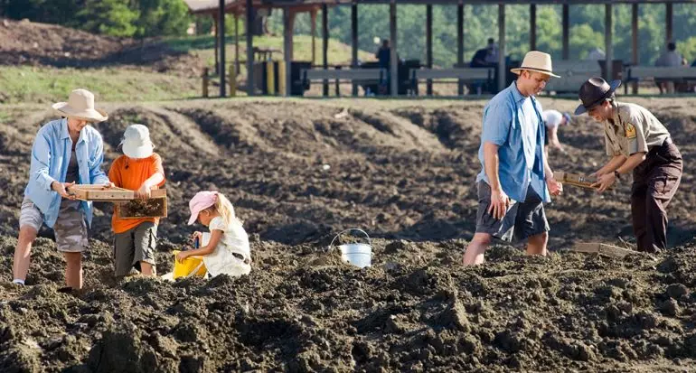 Söker efter diamanter i Crater of Diamonds-parken