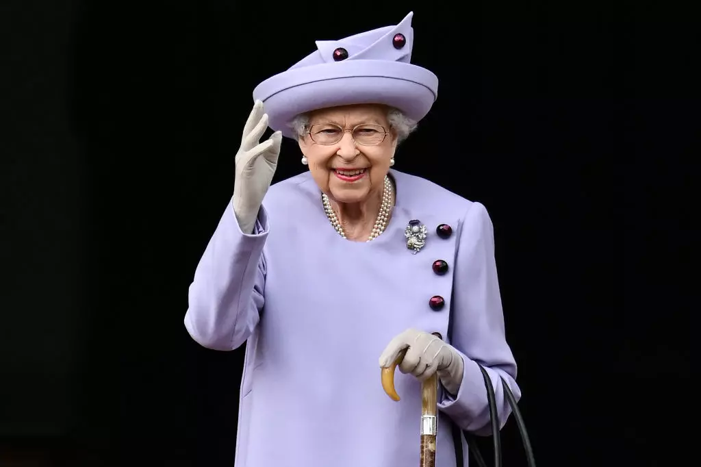 Elizabeth II respondecas pri la malboniĝo de la maroj en Britio