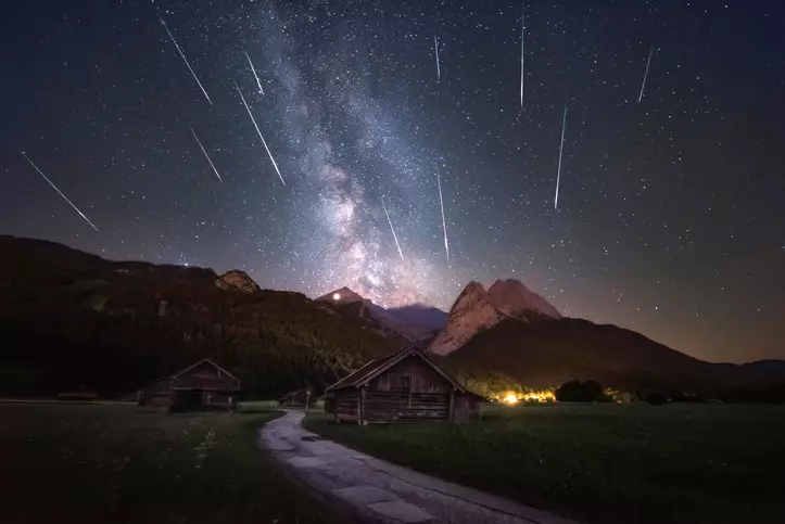 Kiel kaj kiam vidi la Eta Akvaridojn, la meteorpluvon de la Kometo de Halley