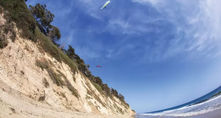 A rin pẹlú awọn Californian ni etikun