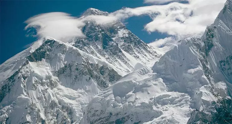 Phakathi kokunqoba i-Everest kanye nengozi yokuphila