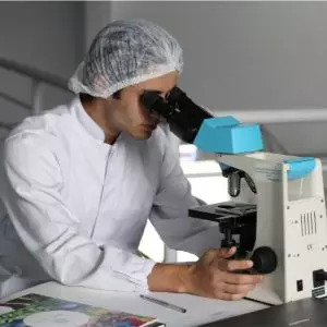 Om de știință privind prin microscop