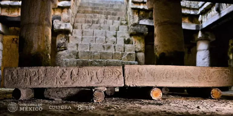 Chichen Itza Maya akmens galds