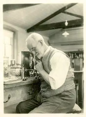 In een fles, naar de zee, en keert 100 jaar later terug 4608_3