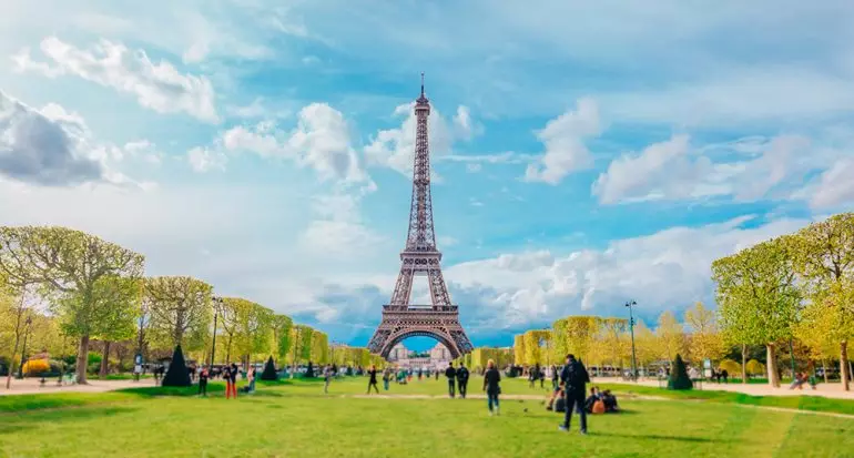 Lumalaki ba ang Eiffel Tower sa tag-araw?