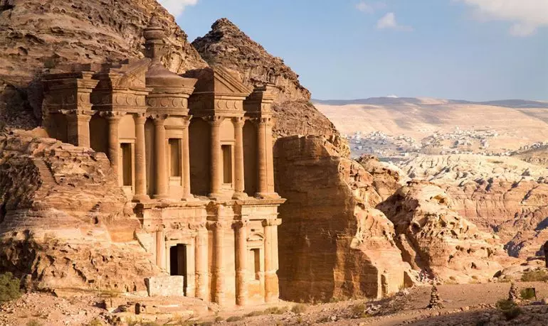 Novo monumento descoberto em Petra