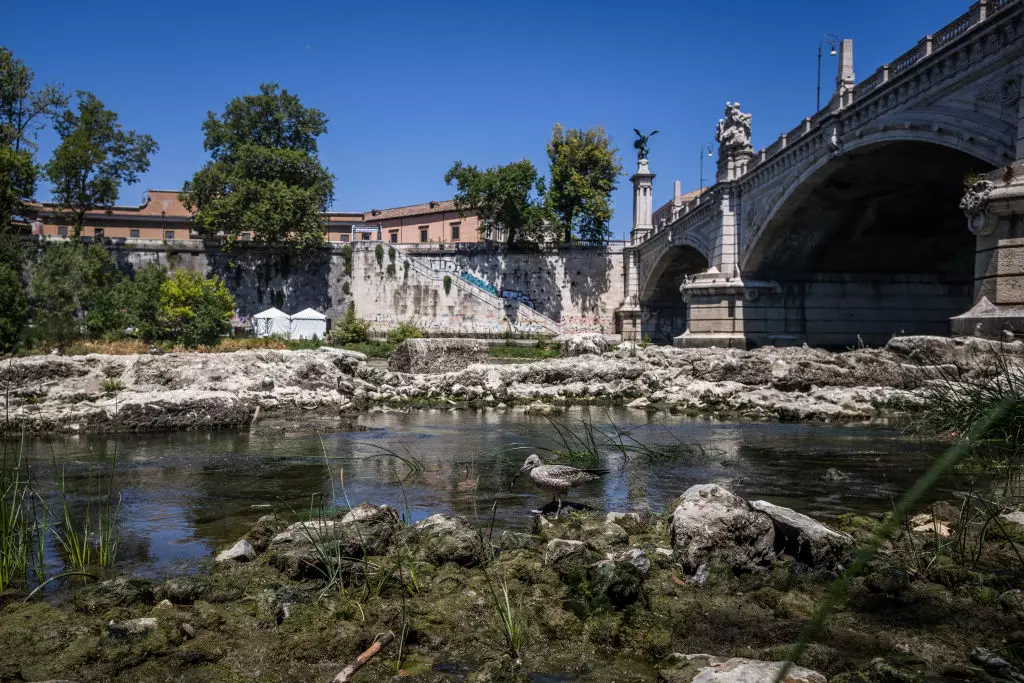 Pons Neronianus, kuraklık nedeniyle Tiber Nehri'nden çıkan yapı