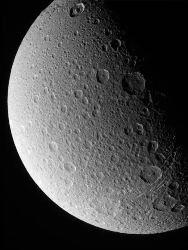 This is what Saturn's moon looks like (up close) 827_2