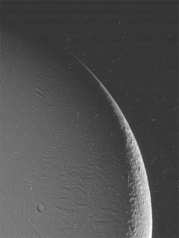 This is what Saturn's moon looks like (up close) 827_4